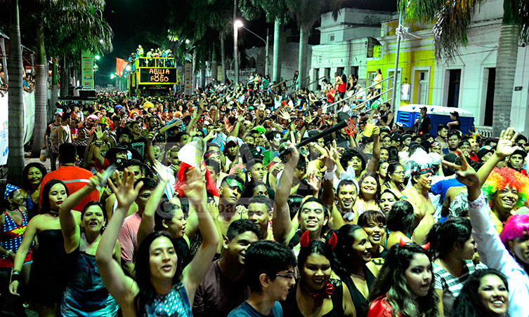 Cibalena cumpre tradição e arrasta “mar de foliões” para a avenida ...