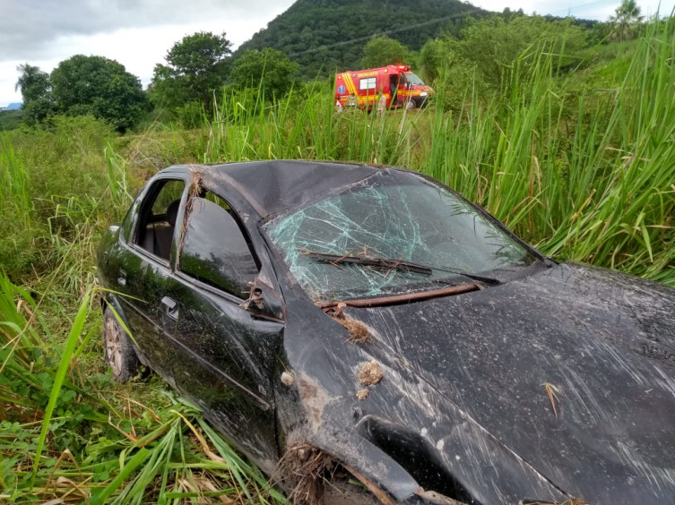 Carro capota próximo a entrada do assentamento São Gabriel - Diário ...